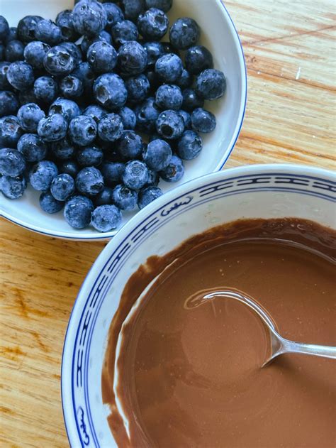 3 Ingredient Dark Chocolate Covered Blueberries Cocos Bakes N Buns