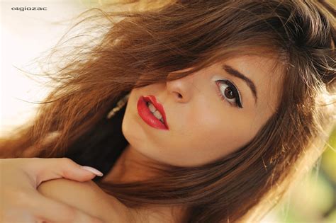 배경 화면 조반니 자체 여자들 갈색 머리의 긴 머리 스트레이트 헤어 Hair Over One Eye 구성하다 아이 라이너 빨간 립스틱 갈색 눈 뷰어를