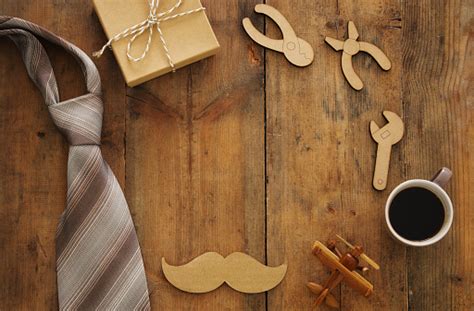 나무 모양 도구 넥타이 컵 커피의 상위 뷰 구성 아버지의 날 개념 개인 장식품에 대한 스톡 사진 및 기타 이미지 개인 장식품 골동품 공란 Istock