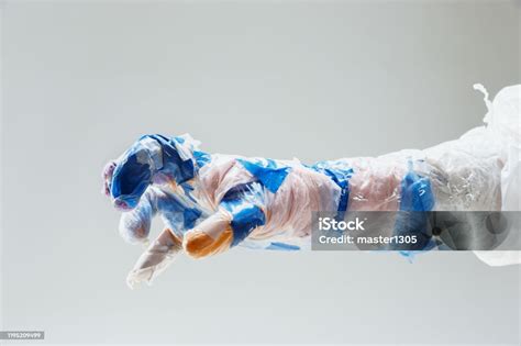 흰색 스튜디오 배경에 고립 된 쓰레기로 만든 큰 플라스틱 손 가리키기에 대한 스톡 사진 및 기타 이미지 가리키기 개념 과잉 공급 Istock