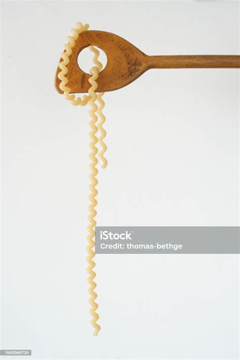 흰색 배경에 격리된 나무 숟가락에 매달린 이탈리아 파스타 무료 복사 공간 0명에 대한 스톡 사진 및 기타 이미지 0명 개념 기호 곡초류 Istock
