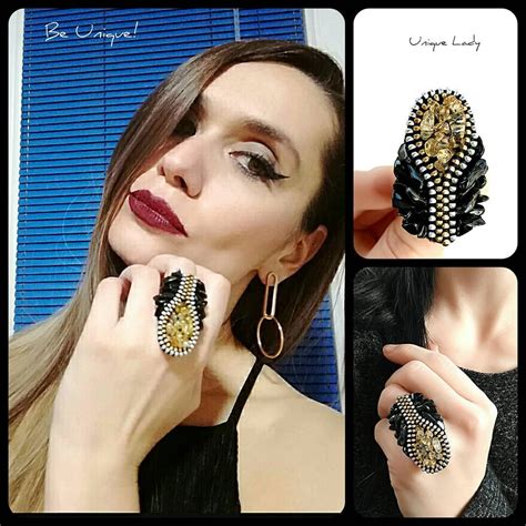 На данном изображении может находиться 1 человек часть тела крупным планом Zipper