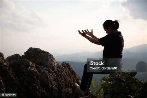 신에게 기도하는 여자 아시아 여성 성인 유행 모델 순간을 느끼고 즐기고 정상에서 행복을 느낀다 여성 기독교 숭배자 구조에 대한 스톡 사진 및 기타 이미지 Istock