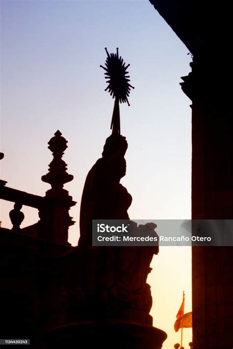 플 라 리 나 스 광장 산티아고 데 콤 포 스텔라에 있는 장식용 분수의 최고 조각 실루엣 카미노 데 산티아고에 대한 스톡 사진 및 기타 이미지 Istock