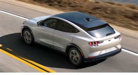 포드 관세 폭탄에 결국 가격 인상…머스탱 마하 E 등 대상