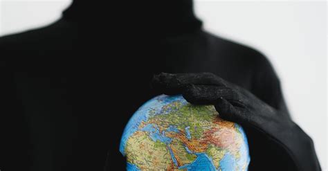 Id 가면을 쓴 인물 강도 마스크 개념적 사진 검은 색 긴 소매 검은 옷 구체 글로벌 글로벌 인식 금고 남자 폭스 땅 마스크 미니멀리스트 미스터리