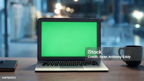 노트북이나 빈 Cgi에서 크로마 키 그린 스크린의 근접 촬영 카피 스페이스 데스크톱 컴퓨터 디스플레이 템플릿 밤에는 사무실 책상에서 Pc 모니터를 메모장 펜 컵 또는