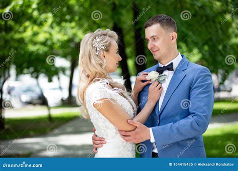 Unga Vackra Par Nyta Brudar Och Brudar Går I Parken Med Gröna Träd På Bröllopsdagen Och