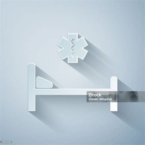 비상 사태의 의료 기호와 종이 컷 병원 침대 회색 배경에 고립 된 생명의 별 아이콘 플랫 디자인 종이 아트 스타일입니다 벡터 일러스트레이션 3차원 형태에 대한 스톡 벡터