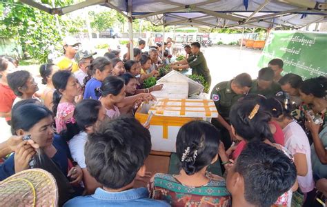 ရခိုင်ပြည်နယ်၊ စစ်တွေမြို့နှင့် ဘူးသီးတောင်မြို့တို့ ရှိ မုန်တိုင်းဒဏ်သင့်ပြည်သူများအား ဆန်၊ ဆီ