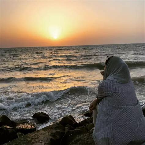 عکس دختر با چهره نامعلوم و از پشت سر کنار دریا