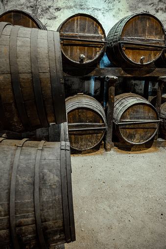 와인이나 증류주를 보관하기 위한 소박하고 흙 바닥의 와인 저장고에 있는 오래된 나무 통 0명에 대한 스톡 사진 및 기타 이미지 0명 갈색 건축 Istock