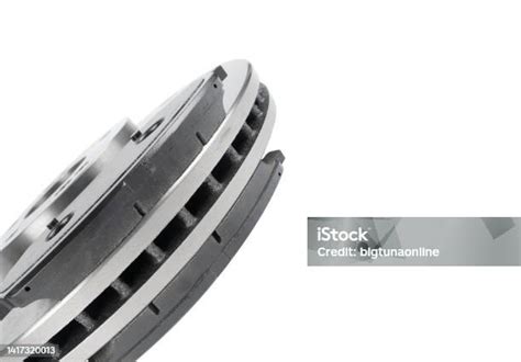 흰색 배경에 격리된 브레이크 디스크와 브레이크 패드 자동 부품 흰색에 격리 된 브레이크 디스크 로터 디스크 제동 자동차 부품 자동차 디테일 예비 부품 0명에 대한 스톡 사진