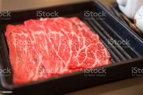 검은 색 트레이에 얹은 대리석 질감으로 얇게 썬 신선한 쇠고기 생 날것에 대한 스톡 사진 및 기타 이미지 날것 날씬한 소고기 Istock