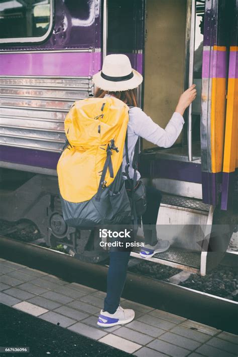 배낭을 가진 여행자 소녀는 혼자 기차를 걸어 기차로 여행 여행 가방에 대한 스톡 사진 및 기타 이미지 가방 개념 걷기 Istock