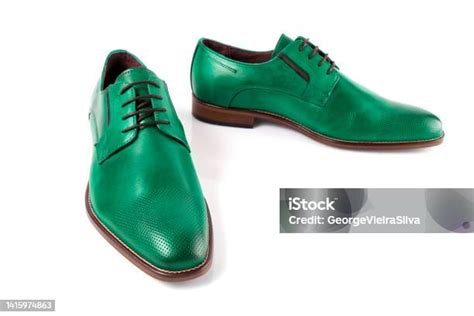 흰색 배경에 남성 녹색 가죽 신발 고립 된 제품 차별화 된 신발과 독점적 인 디자인 고무에 대한 스톡 사진 및 기타 이미지 고무 골프 신발 다리 신체 부분 Istock