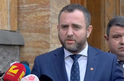 Од полноќ нема да важат ниту возачките дозволи без северна партиите утрово поднесуваат