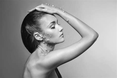 Piękna Naga Młoda Kobieta Zakrywająca Z Błękitnymi Kryształami Obraz Stock Obraz złożonej z
