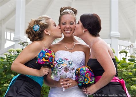 Maid Of Honor Kissing Bride Maid Of Honor Wedding Photos Future Wedding