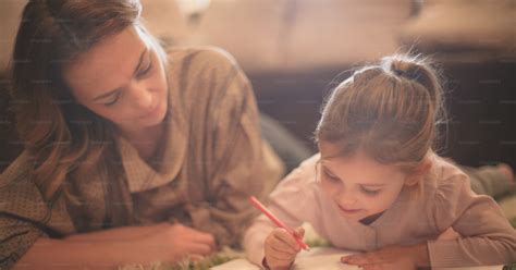 아름 다운 금발 백인 소녀 그녀의 어머니와 함께 바닥에 누워 그림 사진 Unsplash의 아이들 글쓰기 이미지