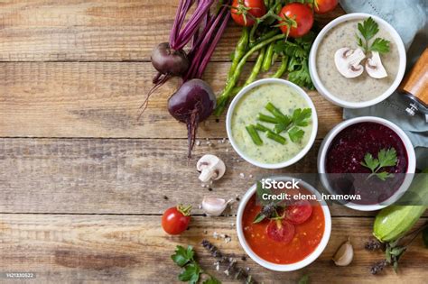 다른 야채 수프의 가을 세트 건강 식품 소박한 나무 테이블에 비건 핫 크림 수프 위에서보기 공간을 복사합니다 0명에 대한 스톡