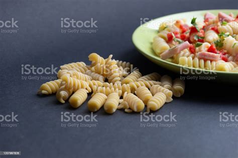 토마토 베이컨 치즈 녹색 접시에 포크와 나이프 검은 색 배경에 건조 마카로니를 곁들인 뜨거운 푸실리 파스타 건강한 생활방식에 대한 스톡 사진 및 기타 이미지 Istock