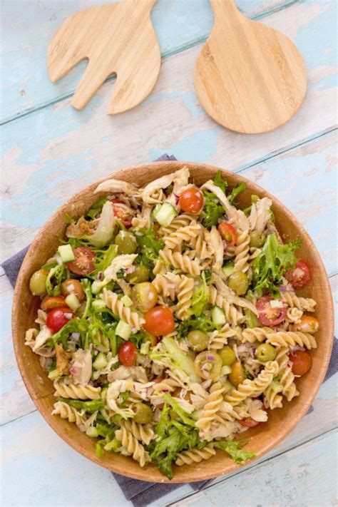 Salada De Massa Fusilli Com Frango Saladas Com Frango Desfiado Saladas Saudáveis Receitas De