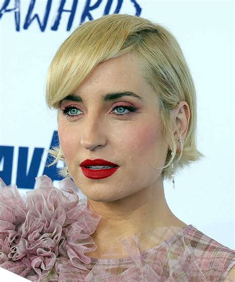 Zoe Lister Jones Nose Zoe Lister Jones Comes Out Reveals New