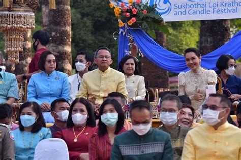 ข่าว Like สาระ จัดยิ่งใหญ่ 11 วัน งานประเพณีลอยกระทง เผาเทียน เล่นไฟ จ สุโขทัย