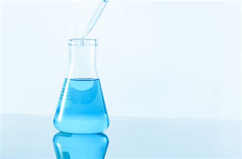 흰색 배경에 실험실 유리 제품에 푸른 액체 를 떨어 뜨리다 시약에 대한 스톡 사진 및 기타 이미지 시약 실험실 0명 Istock