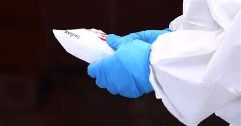 얼음팩 손에 들고