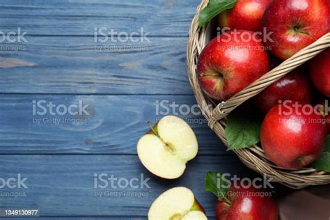 푸른 나무 테이블에 고리버들 바구니에 육즙 빨간 사과 평면 누워 텍스트 공간 0명에 대한 스톡 사진 및 기타 이미지 0명 건강한 생활방식 건강한 식생활 Istock