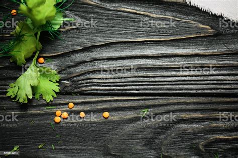 검은 나무 배경 흑입니다 그런 지 짜임새입니다 녹색 및 가루 위에서 흰색 리넨 옷감 텍스트 및 디자인을 위한 공간을 복사 합니다 음식에 대 한 상위 뷰 나무 0명에 대한