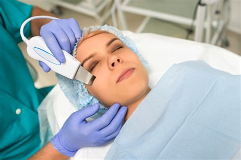 완벽한 피부로 환자의 얼굴에 초음파 세척 절차를 만드는 장갑에 미용사 손을 닫습니다 2명에 대한 스톡 사진 및 기타 이미지 2명 각질제거 건강 진단 Istock