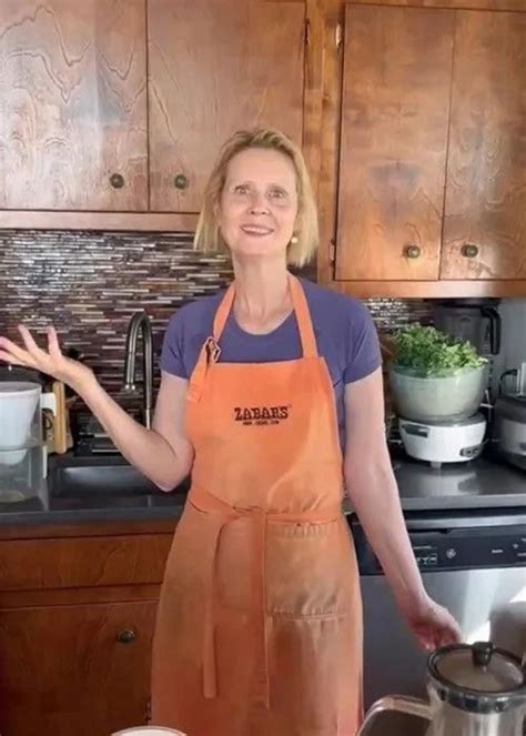 نجمة Sex And The City سينثيا نيكسون تشارك تفاصيل مطبخها البسيط Et