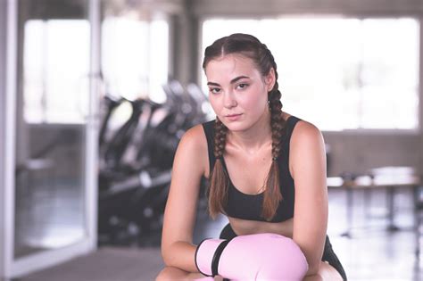 현대적인 체육관에서 밖으로 일 하는 젊은 여자를 폐쇄 태양 플레어 효과와 장비에 반영 건강한 생활방식에 대한 스톡 사진 및 기타 이미지 건강한 생활방식 근육질 체격