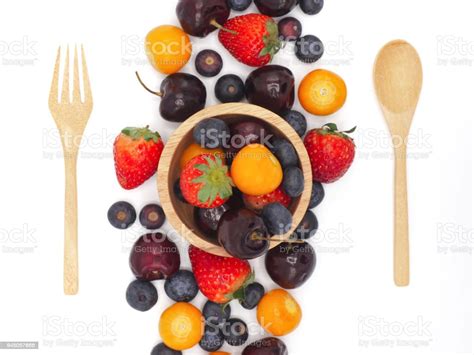 신선한 여름 과일 체리 딸기 케이프 구 즈 베리와 블루베리 나무 접시 흰색 배경에 고립 0명에 대한 스톡 사진 및 기타 이미지 Istock