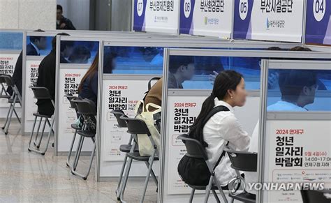 면접 보는 구직자들 연합뉴스