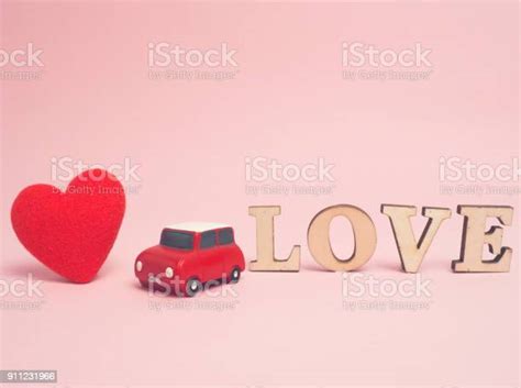 빈티지 자동차는 새 해 크리스마스와 발렌타인의 날에 대 한 색상 배경 및 최고 나무 테이블에 선물 상자를가지고 장식 사랑 마음입니다 개체 그룹에 대한 스톡 사진 및 기타