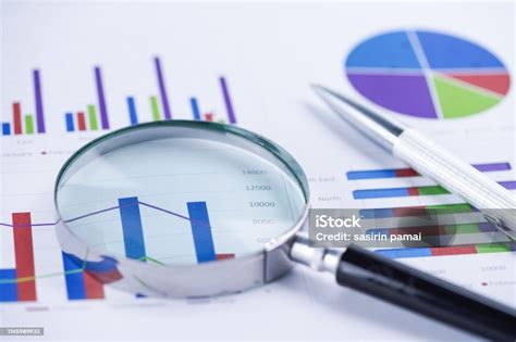 차트 그래프 스프레드 시트 용지에 돋보기 금융 개발 은행 계좌 통계 투자 분석 연구 데이터 경제 증권 거래소 거래 비즈니스 오피스 회사 회의 개념 개발에 대한 스톡 사진 및