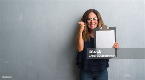 중세 스페인 여자 회색 그런 지 벽 잡고 클립보드를 통해 서 화가 좌절된 소리와 분노 미친 개념을 분노와 손을 고 함 갈색