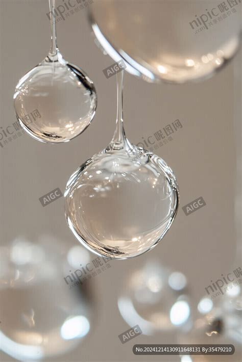 Ai创作图唯美吊灯 璀璨水珠 水晶球倒影 悬挂的玻璃球 水连珠 悬挂玻璃球 玻璃球形吊灯 泡泡吊灯 珍珠风铃 唯美吊球 水珠映画 璀璨的水珠 水珠倒影 吊灯文艺气息灯饰 唯美灯具nipic