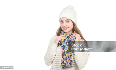 니트 모자와 스카프를 입은 행복한 아이는 하얀 복사 공간 니트웨어에 격리되어 있다 Fashion Show에 대한 스톡 사진 및 기타 이미지 Fashion Show 가을