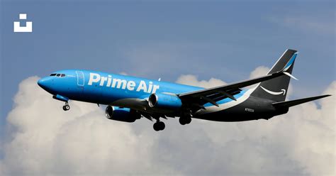 하늘을 나는 파란색과 흰색 비행기 사진 Unsplash의 무료 아마존 이미지