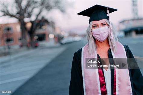 분홍색 얼굴 가면을 쓰고 있는 대학 졸업생의 초상화와 거리 야외에서 박격포 졸업 모자와 태슬 20 24세에 대한 스톡 사진 및