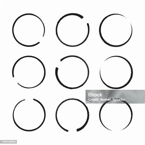 원형 프레임 세트입니다 컬렉션 손으로 그린 둥근 모양입니다 마커가 있는 원형 낙서 스케치 격리된 흰색 배경에 벡터 그림입니다 개체 그룹에 대한 스톡 벡터 아트 및 기타