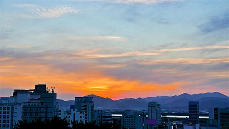 유토이미지 상세페이지 베이직샵 20792999 붉게 타오르는 도시의 저녁 노을