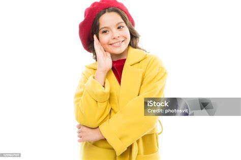 어린 시절의 행복 어린이 날 프랑스 가을 스타일 행복한 얼굴과 작은 파리 여자 뷰티 스프링 패션 프랑스 베레모의 어린 소녀 아이