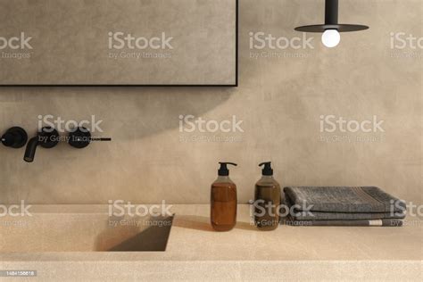 비누 디스펜서 수건 식물 검은색 프레임 거울 펜던트 조명 베이지색 벽이 있는 세련된 욕실 세팅 세련되고 현대적인 환경에서 제품을 선보이는 데 이상적입니다 3d 렌더링 화장실