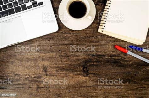 갈색 나무 사무실 책상 테이블 책 펜 선인장 및 최고 보기 및 복사 공간에서 작업 하기 위한 전화 0명에 대한 스톡 사진 및 기타 이미지 Istock